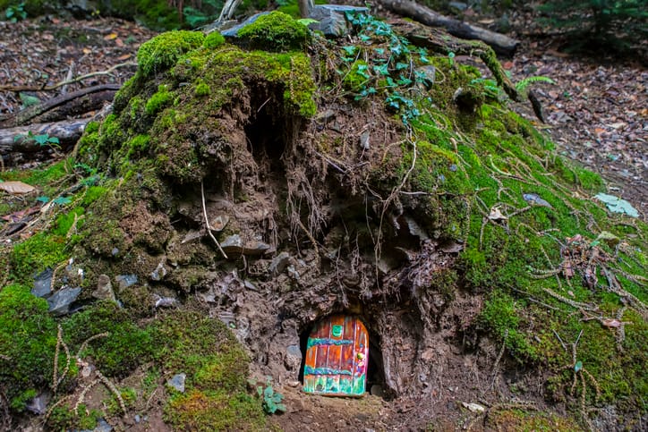 Man Builds Mini Hobbit Village For Family Of Mice Living In His Garden