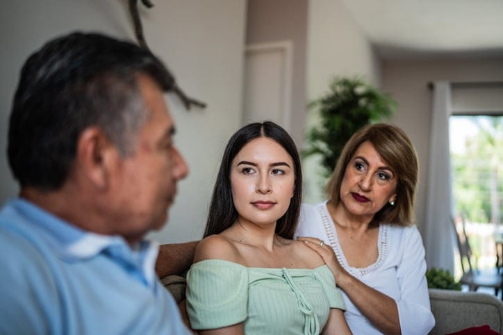 13 Signs Your Parents Undermined Your Confidence And Personality - Bolde
