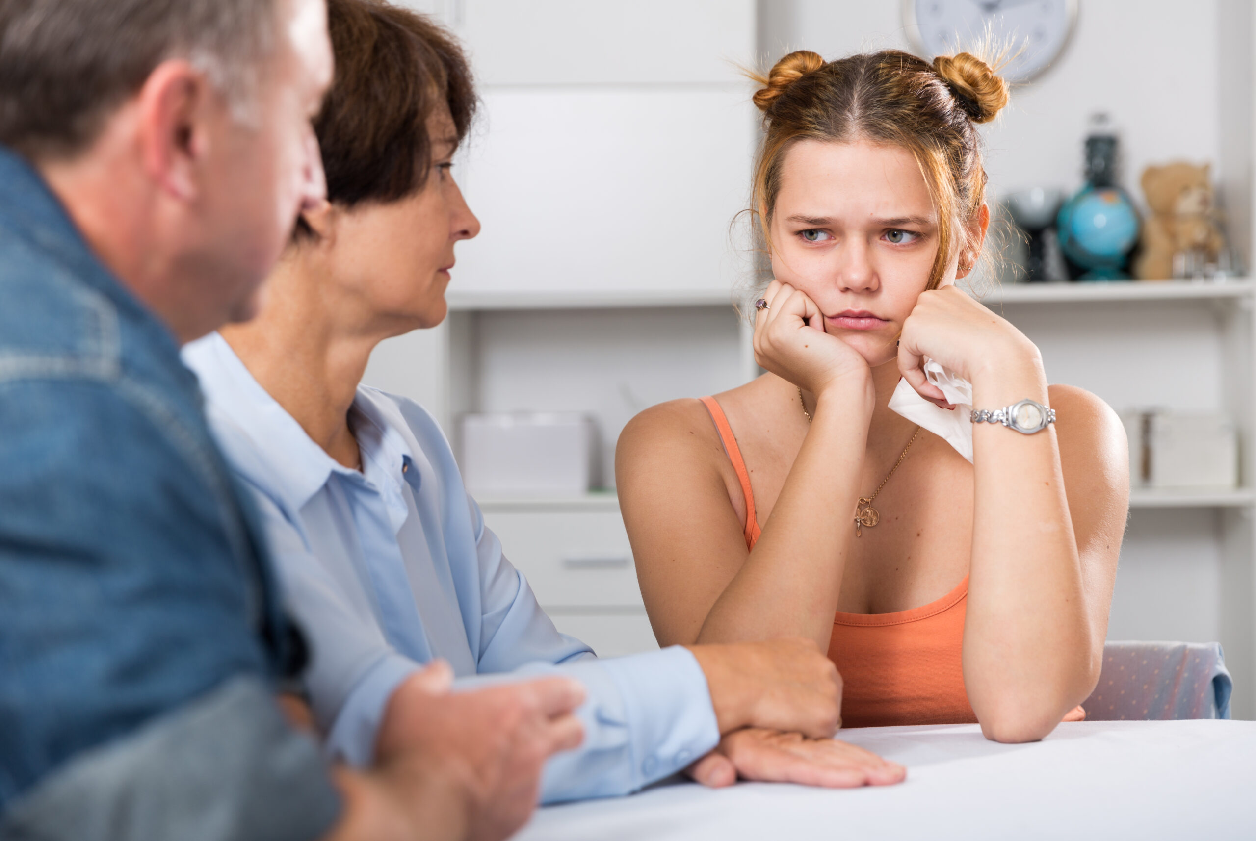 8 Signs You Grew Up As The "Family Disappointment" (And Why It Actually ...
